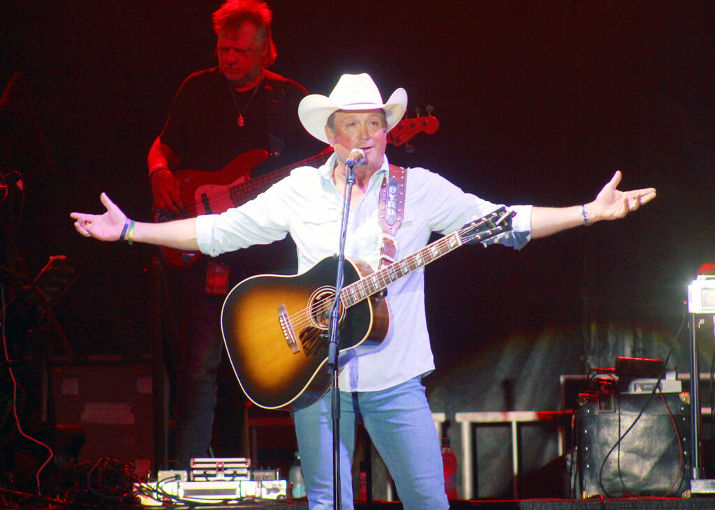 Tracy Byrd performs laid-back, fun-filled concert for fair crowd ...